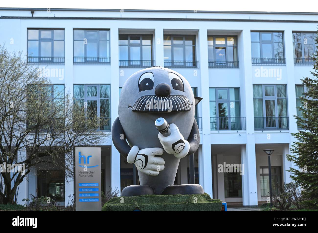 Onkel Otto vor dem Hessischen Rundfunk in der Bertramwiese 8 in ...