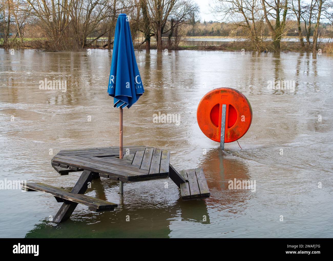 Wargrave, Berkshire, UK. 4th January, 2024. A pub table sucummbs to the ...
