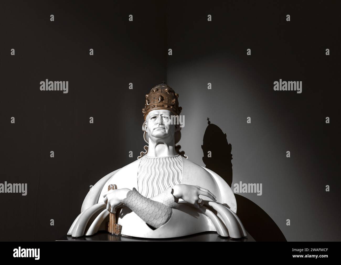 Bust (gold and marble) of Pope Pius XI, by Adolfo Wildt, Vatican museum ...