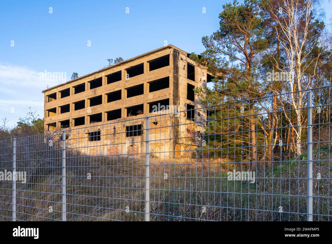 Ruinen des in der Nazizeit gebauten Kraft durch Freude Objektes in ...