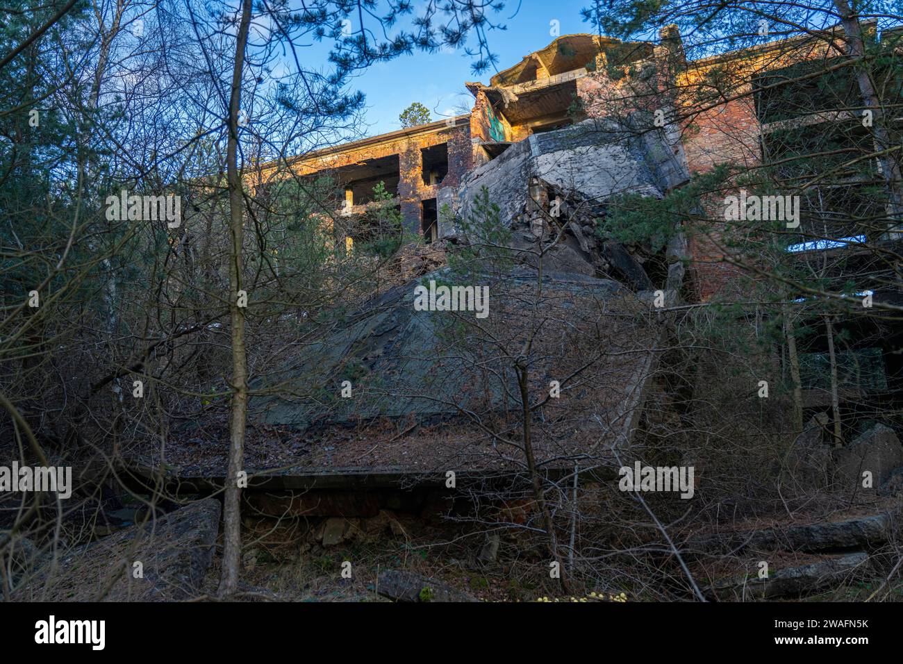 Ruinen des in der Nazizeit gebauten Kraft durch Freude Objektes in ...