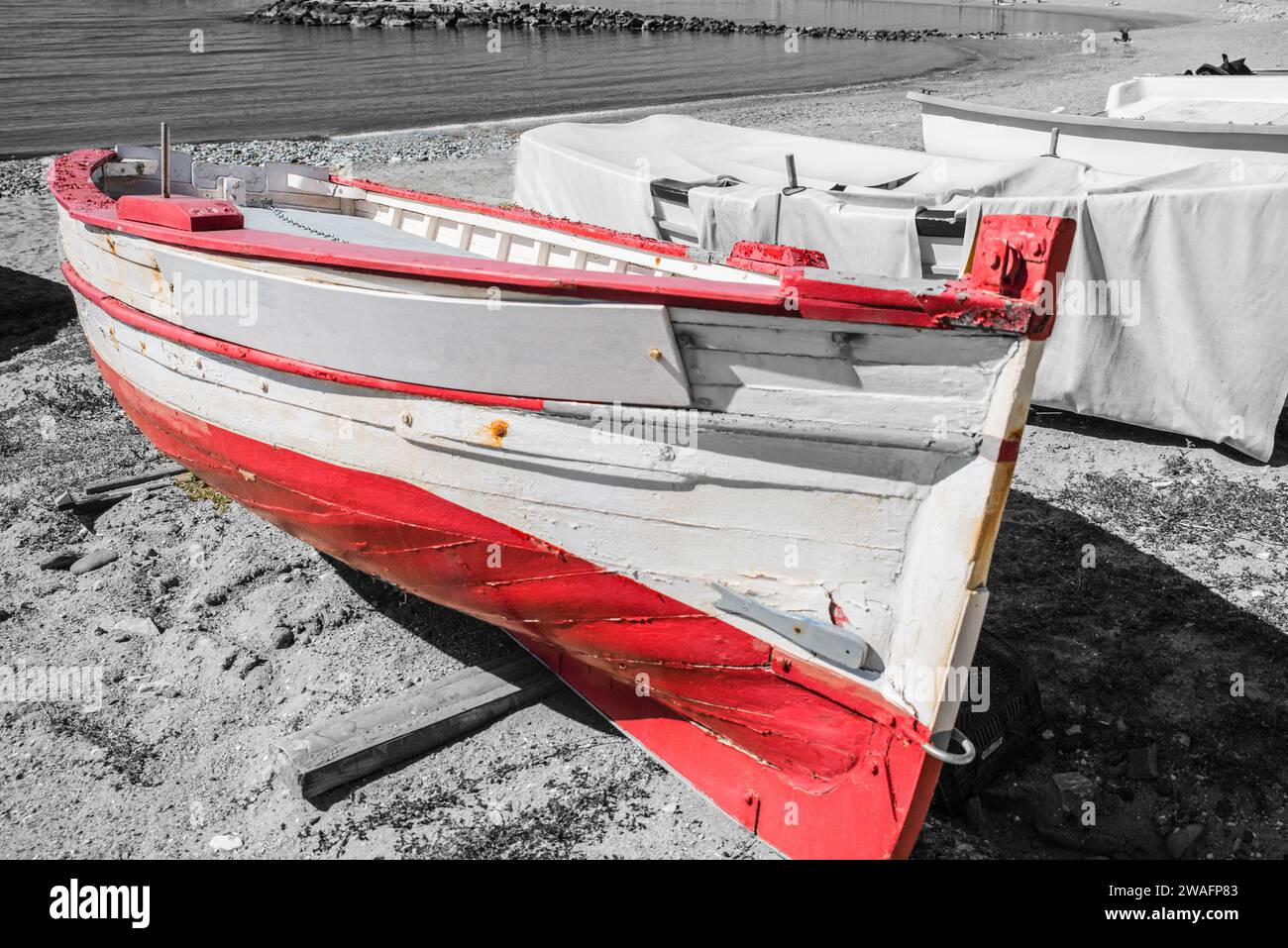 Row boats on beach black and white hi-res stock photography and images ...