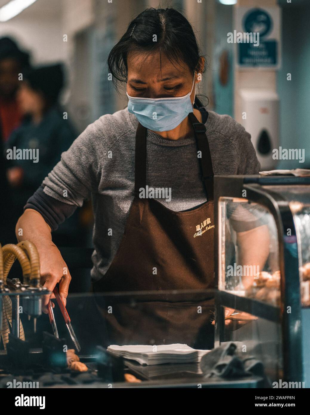 Fast food worker preparing hi-res stock photography and images - Alamy