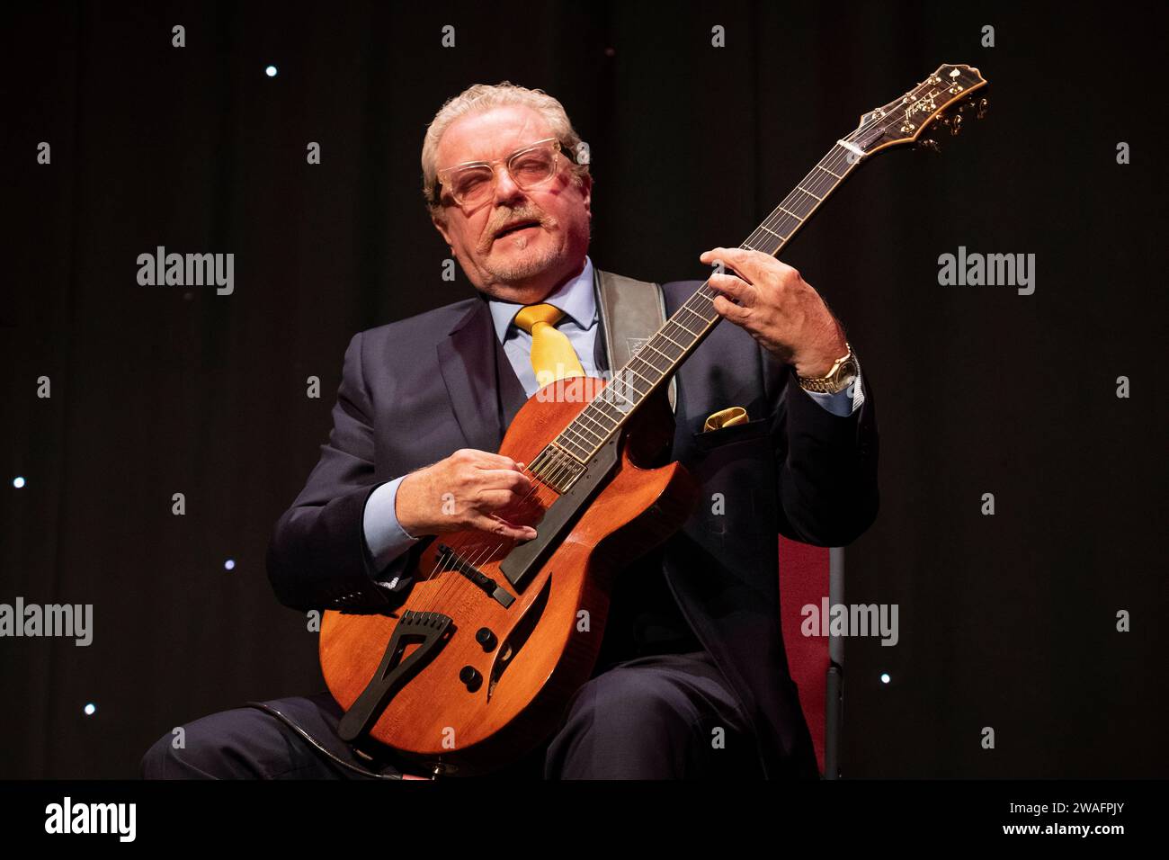 Martin taylor hi-res stock photography and images - Alamy