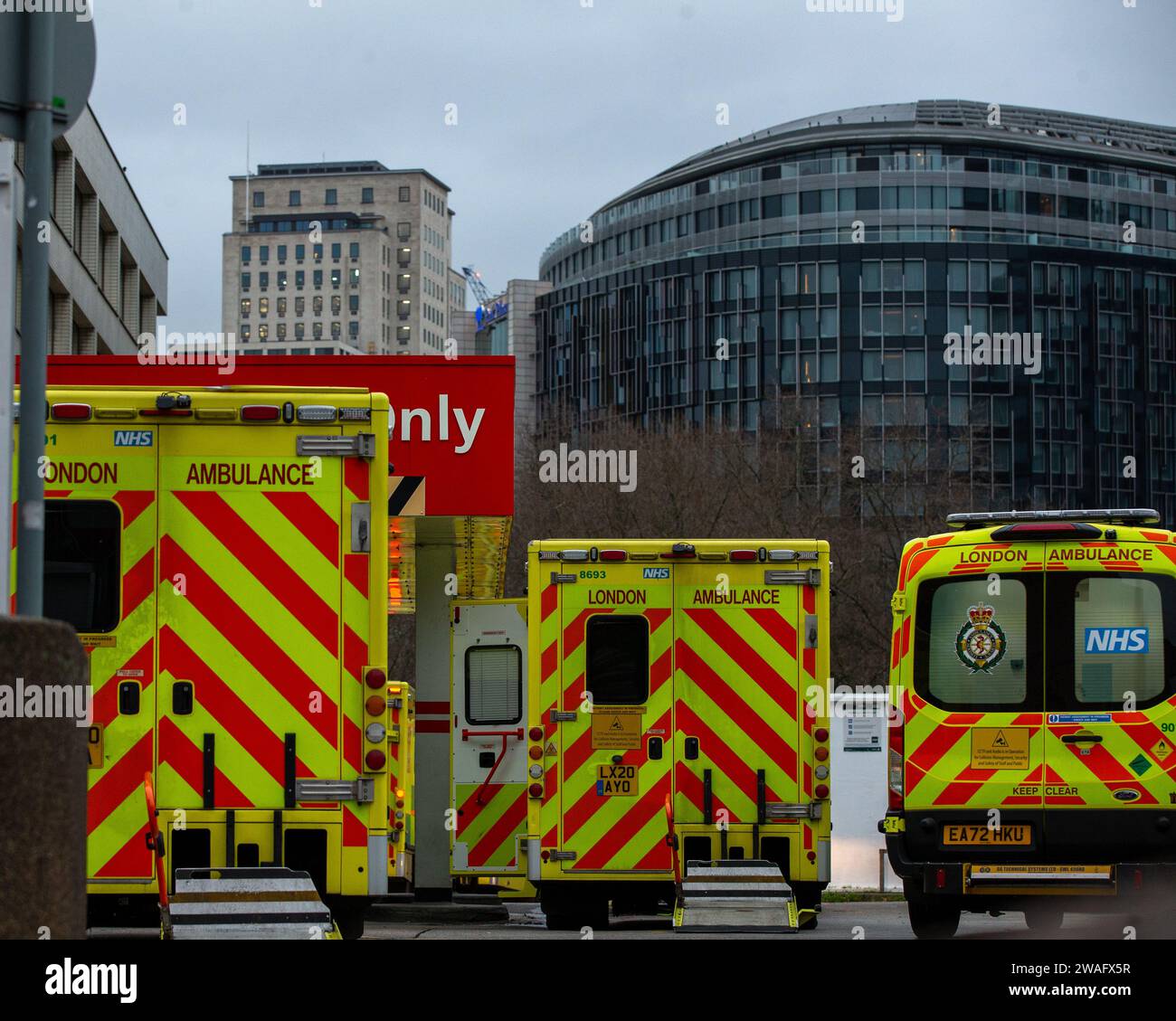 London, uk,4th Jan 2024 Ambulances and medical staff Queue outside St ...