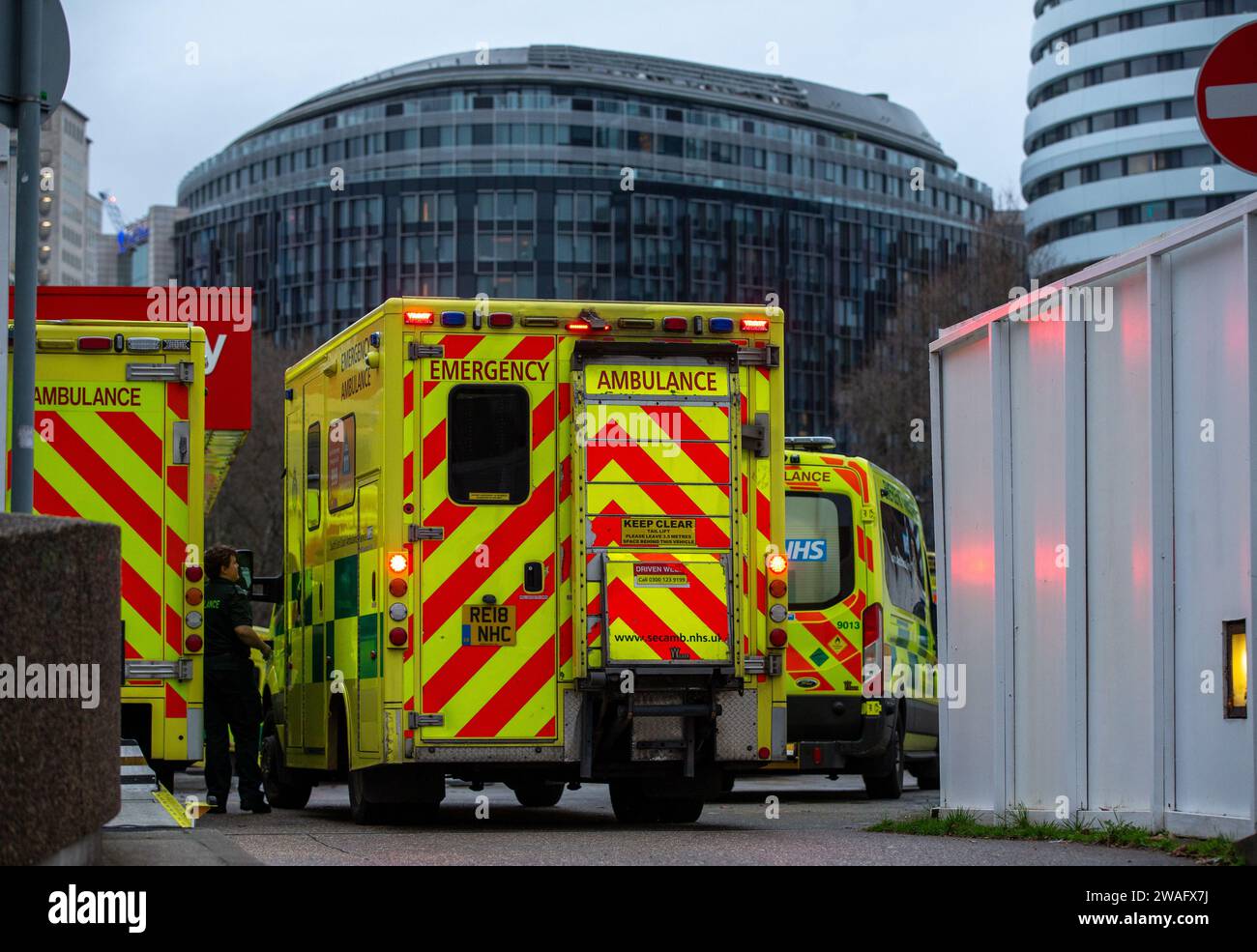 London, uk,4th Jan 2024 Ambulances and medical staff Queue outside St ...