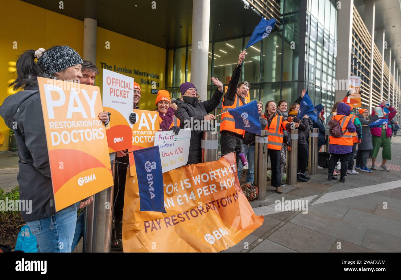 Junior Doctors begin a 6 day strike over pay and conditions outside The ...