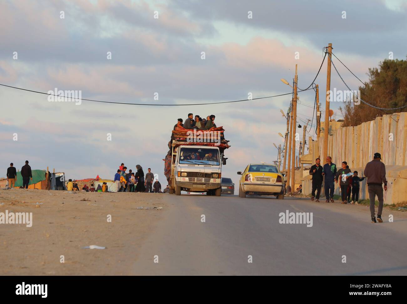 Palestinian families fleeing from Nusairat and Maghzi in the central ...