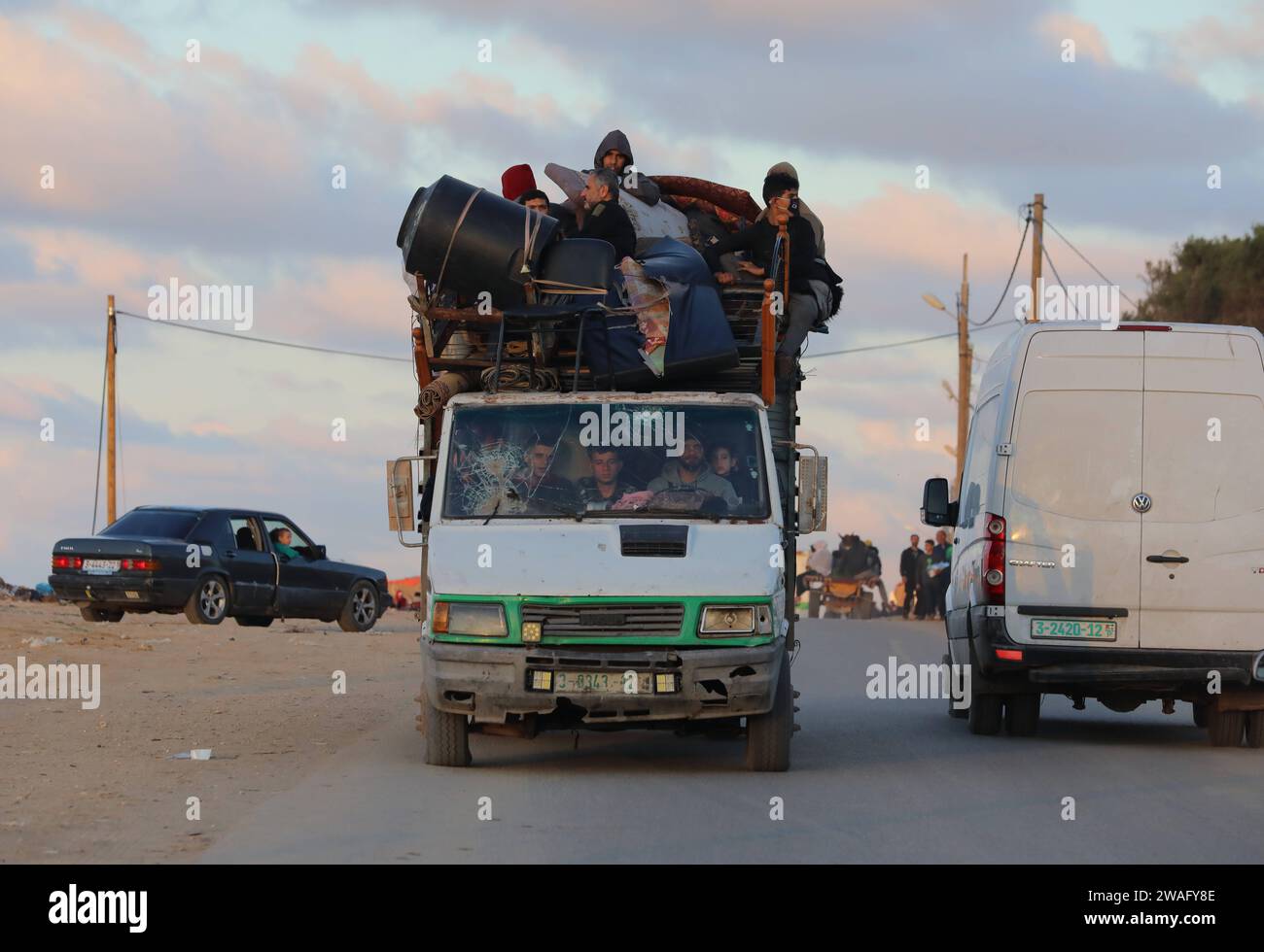 Palestinian families fleeing from Nusairat and Maghzi in the central ...