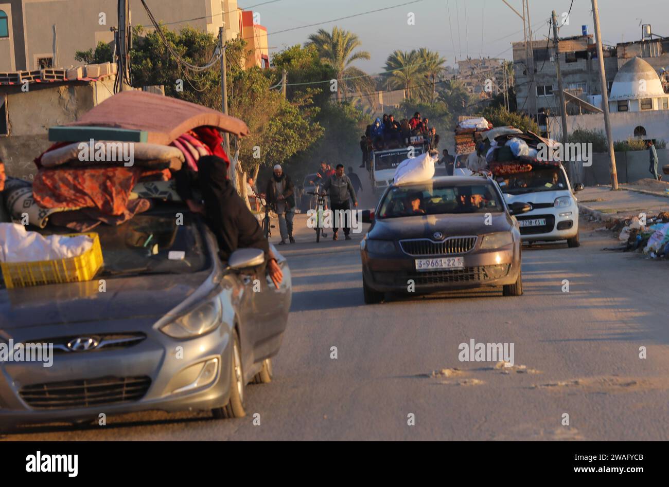 Palestinian families fleeing from Nusairat and Maghzi in the central ...