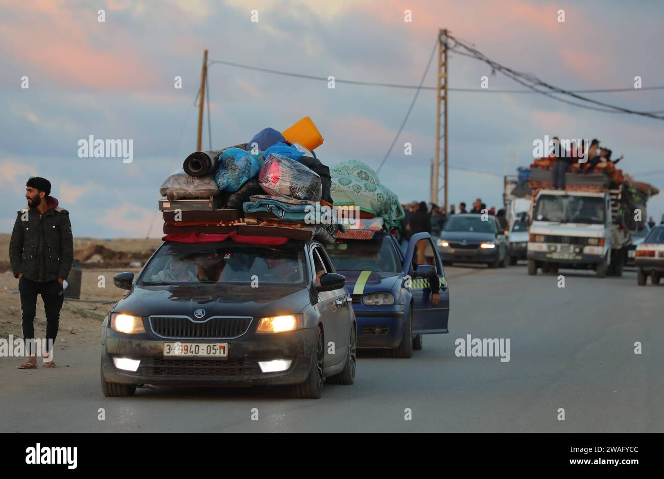 Palestinian families fleeing from Nusairat and Maghzi in the central ...