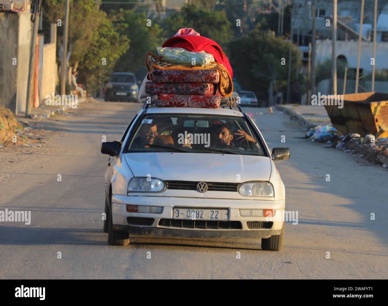 Palestinian families fleeing from Nusairat and Maghzi in the central ...