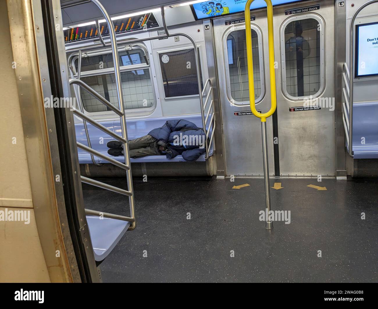 Homeless nyc subway police hi-res stock photography and images - Alamy