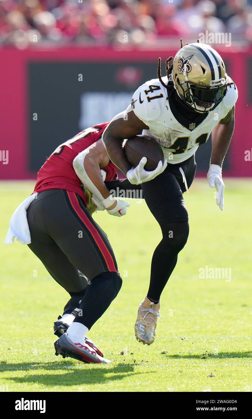 New Orleans Saints running back Alvin Kamara (41) is stopped by Tampa ...