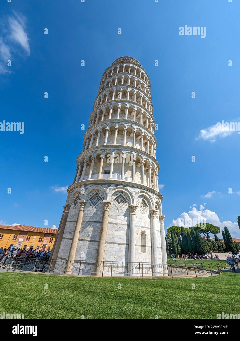 Crooked columns hi-res stock photography and images - Alamy