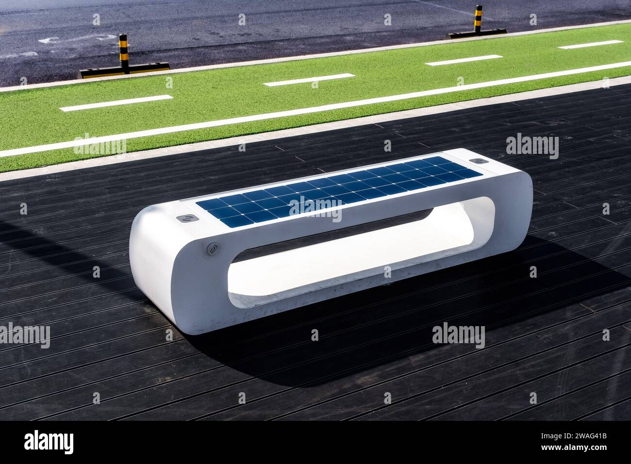 Solar panel bench wireless hi-res stock photography and images - Alamy