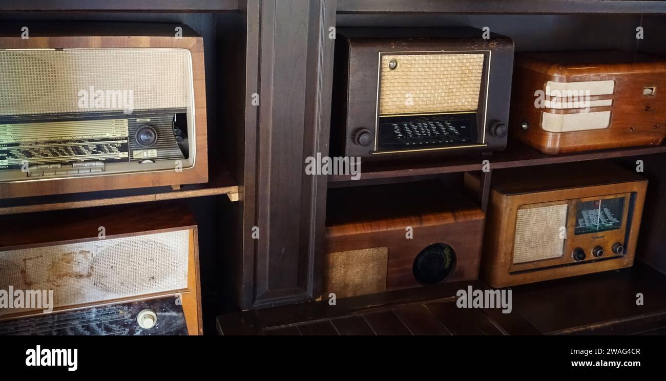 Vintage radio receiver - antique wooden box radio Stock Photo - Alamy