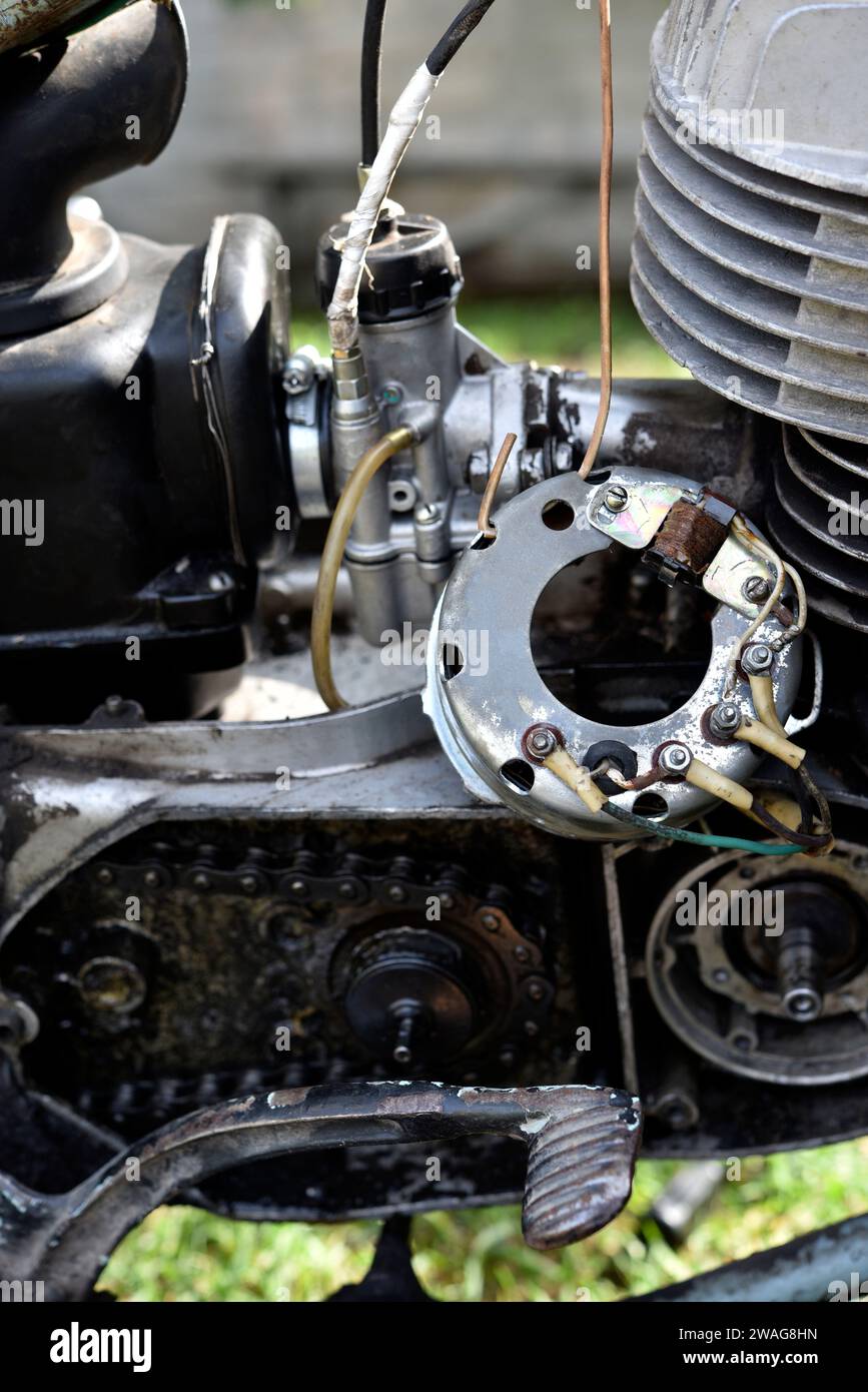 Repair of an old motorcycle. Analysis of the generator. Internal parts ...