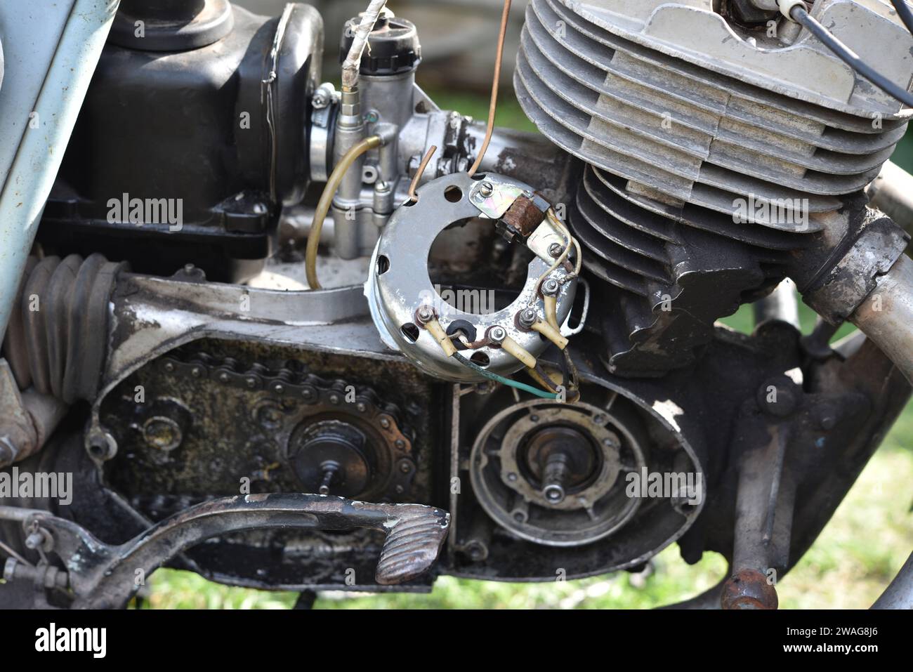 Repair of an old motorcycle. Analysis of the generator. Internal parts ...