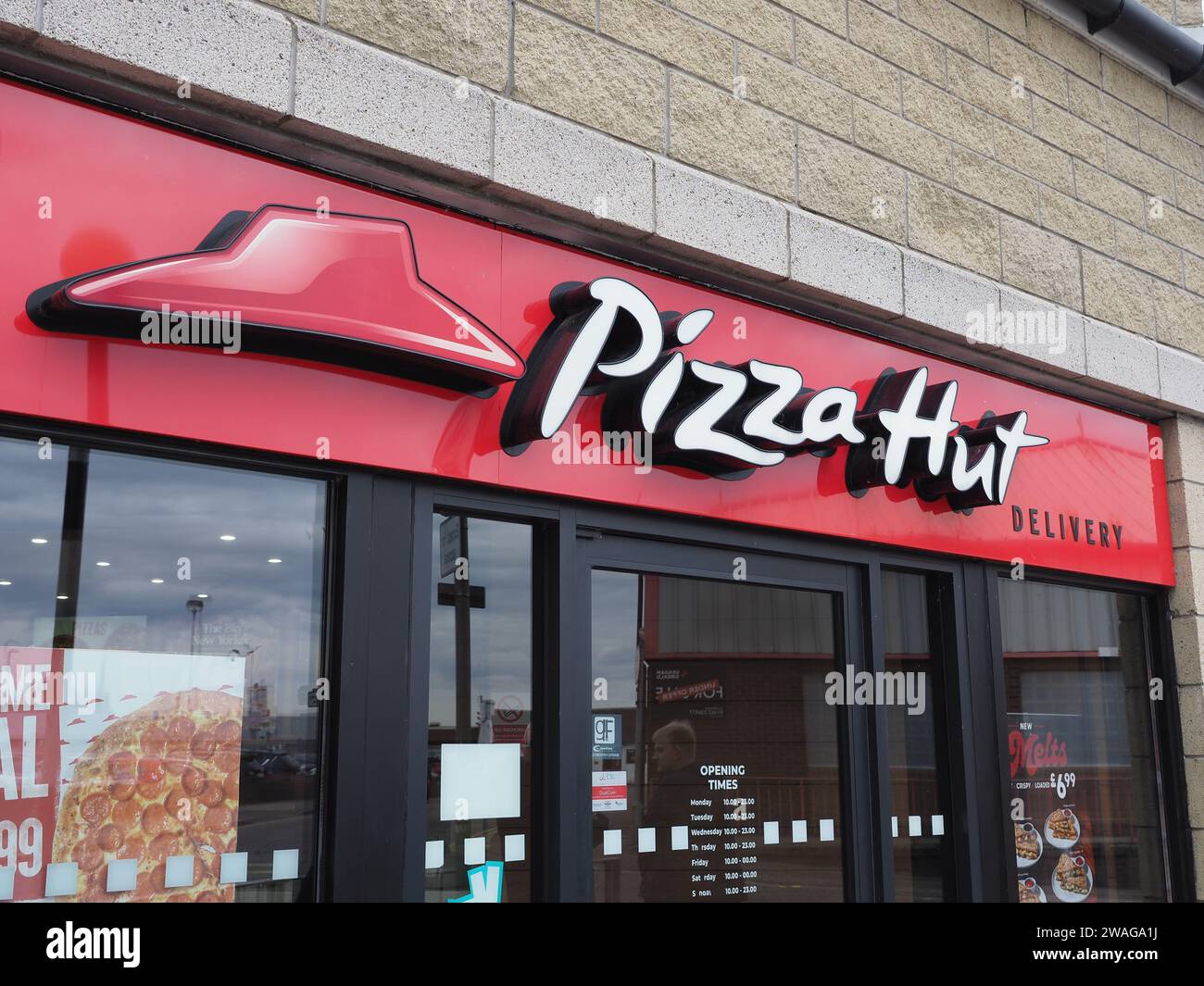 Pizza hut delivery hi-res stock photography and images - Alamy