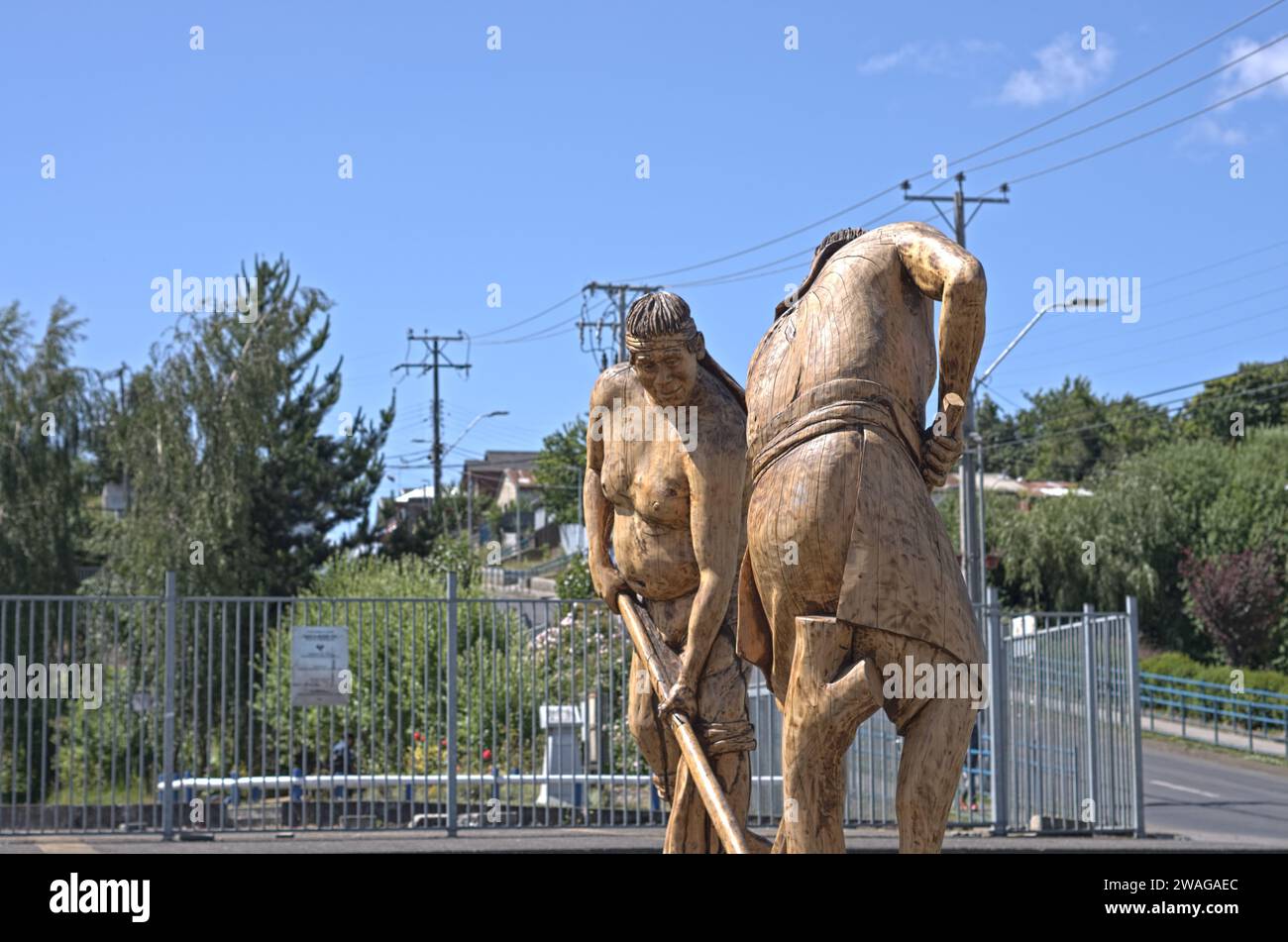 Sculpture of two mapuche natives Stock Photo - Alamy