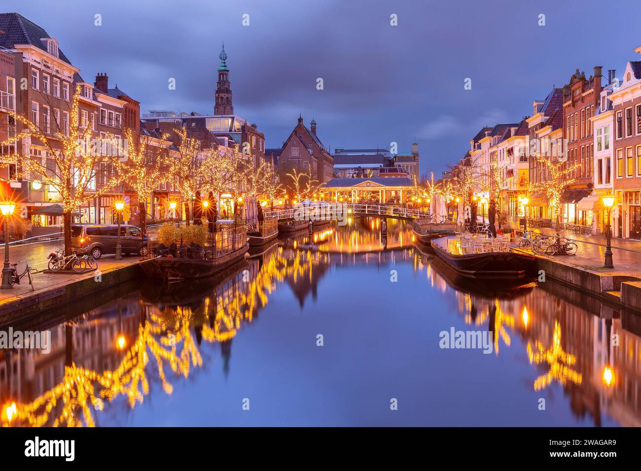 Night Leiden canal Oude Rijn and City Hall in Christmas illumination ...