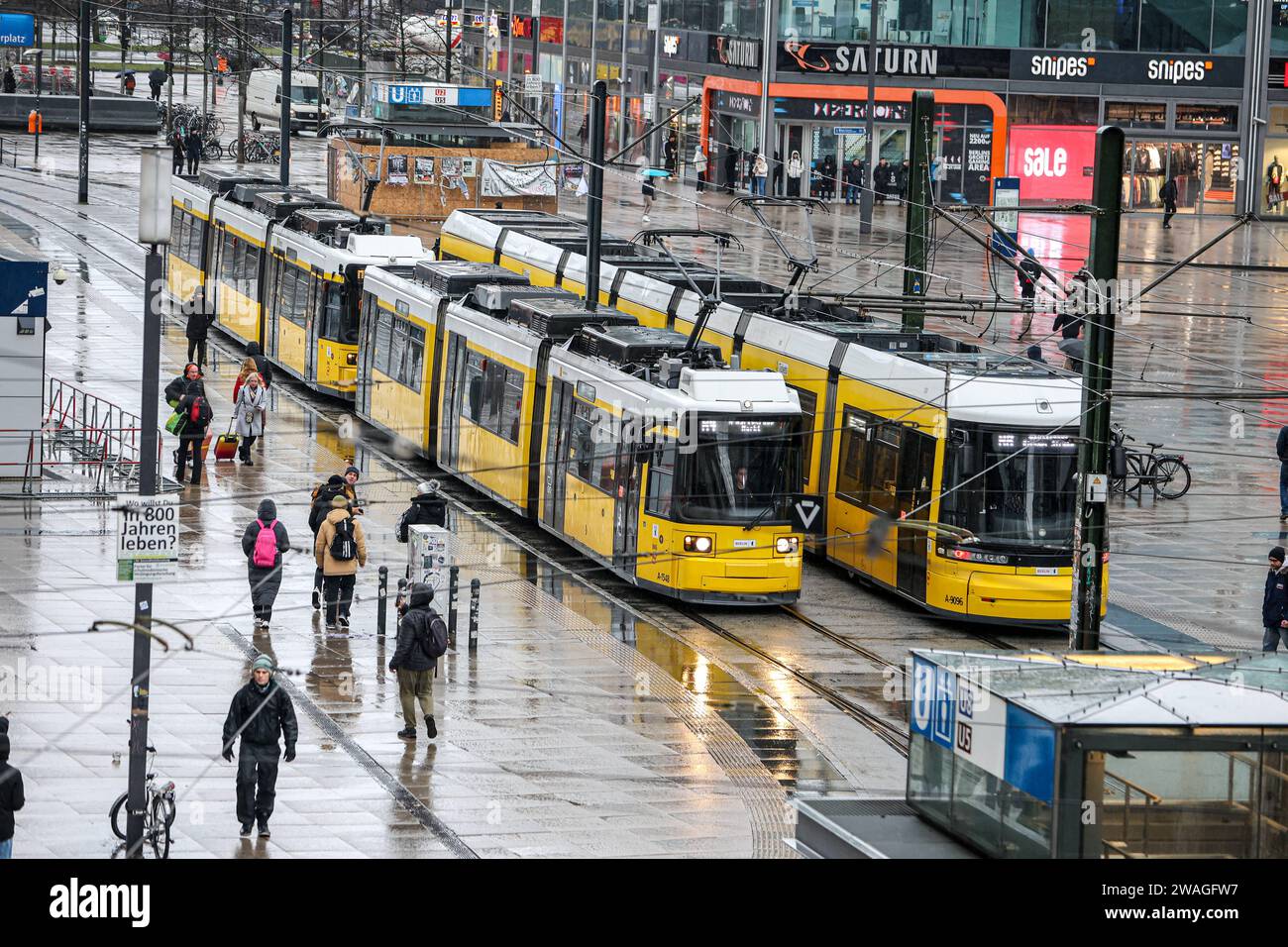 Straßenbahn der BVG auf dem Alexanderplatz Linie M4 - S-Bahnhof Hackescher Markt. Berlin, DEU ...