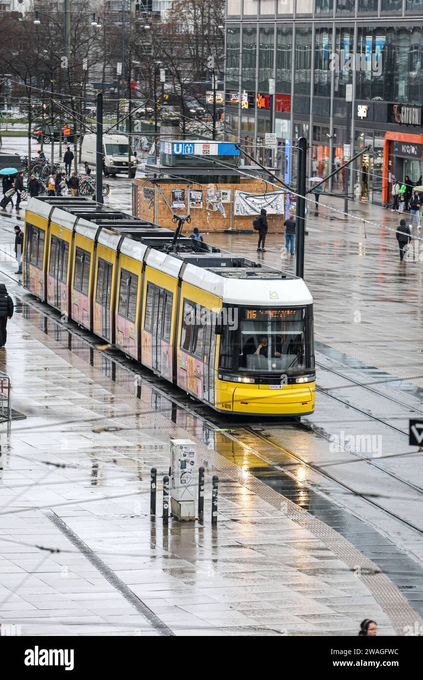 Straßenbahn der BVG auf dem Alexanderplatz Linie M6 - S-Bahnhof ...