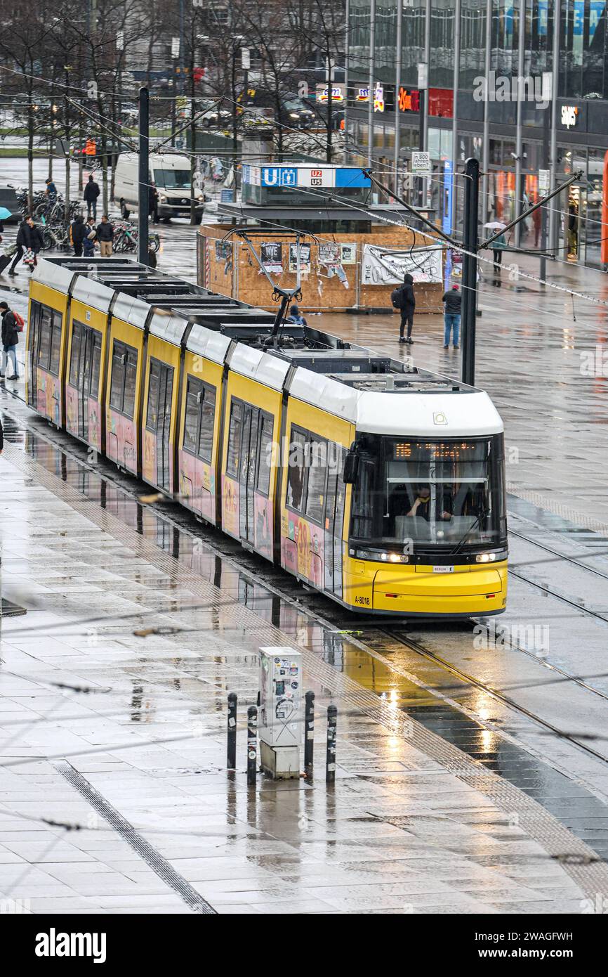 Straßenbahn der BVG auf dem Alexanderplatz Linie M6 - S-Bahnhof ...