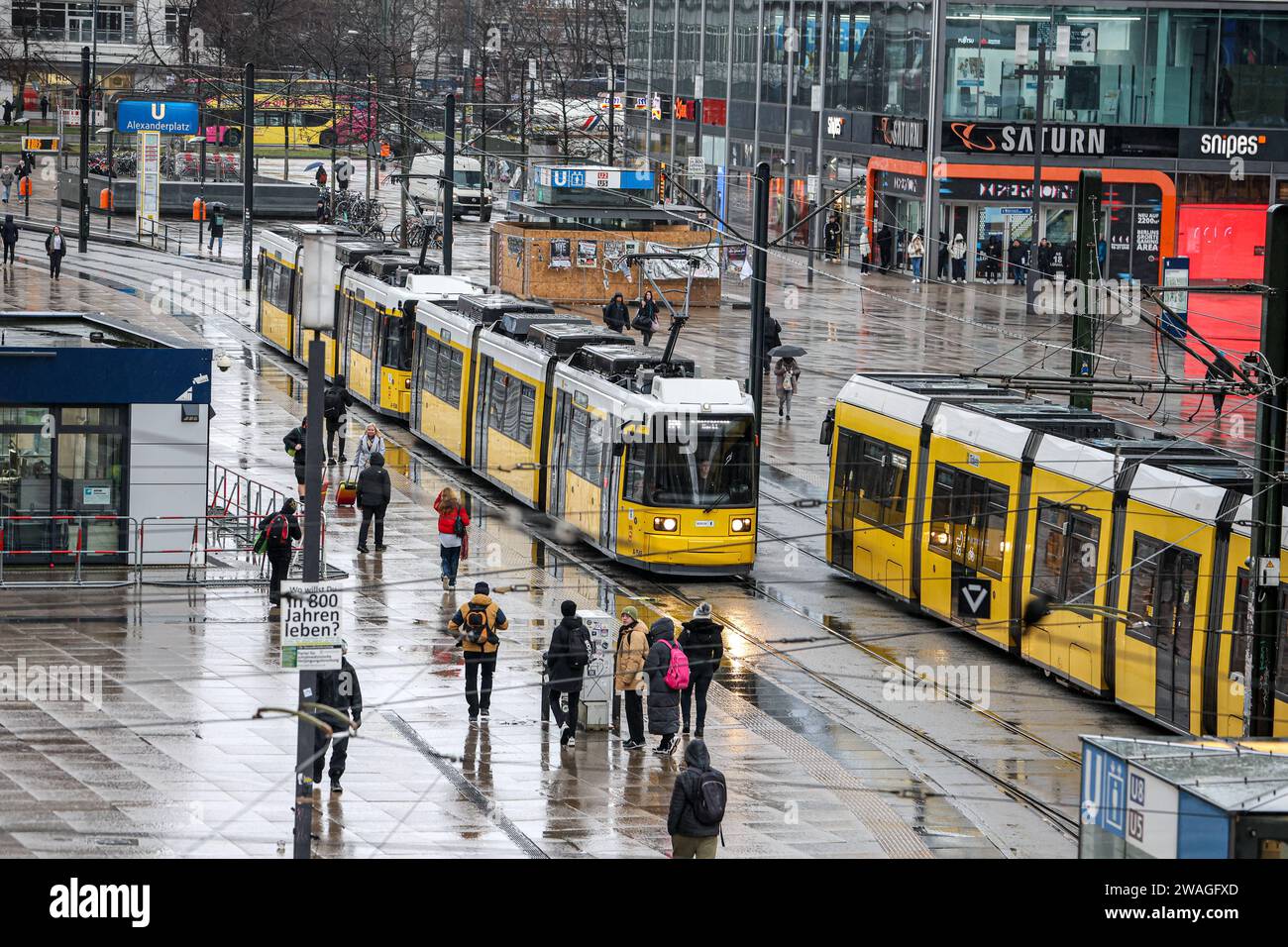 Straßenbahn der BVG auf dem Alexanderplatz Linie M4 - S-Bahnhof Hackescher Markt. Berlin, DEU ...