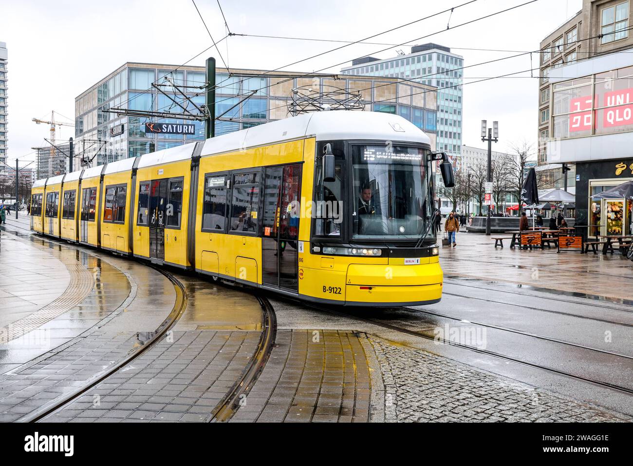 Straßenbahn der BVG auf dem Alexanderplatz Linie M5 - S-U-Bahnhof Hauptbahnhof. Berlin, DEU ...