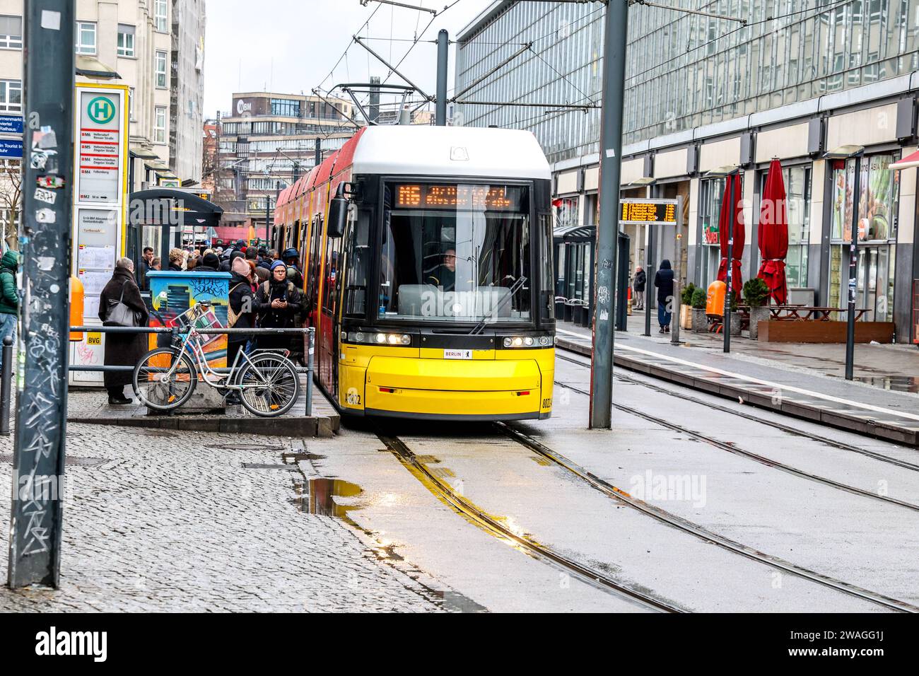 Straßenbahn der BVG auf dem Alexanderplatz Linie M6 - Hellersdorf, Riesaer Straße. Berlin, DEU ...