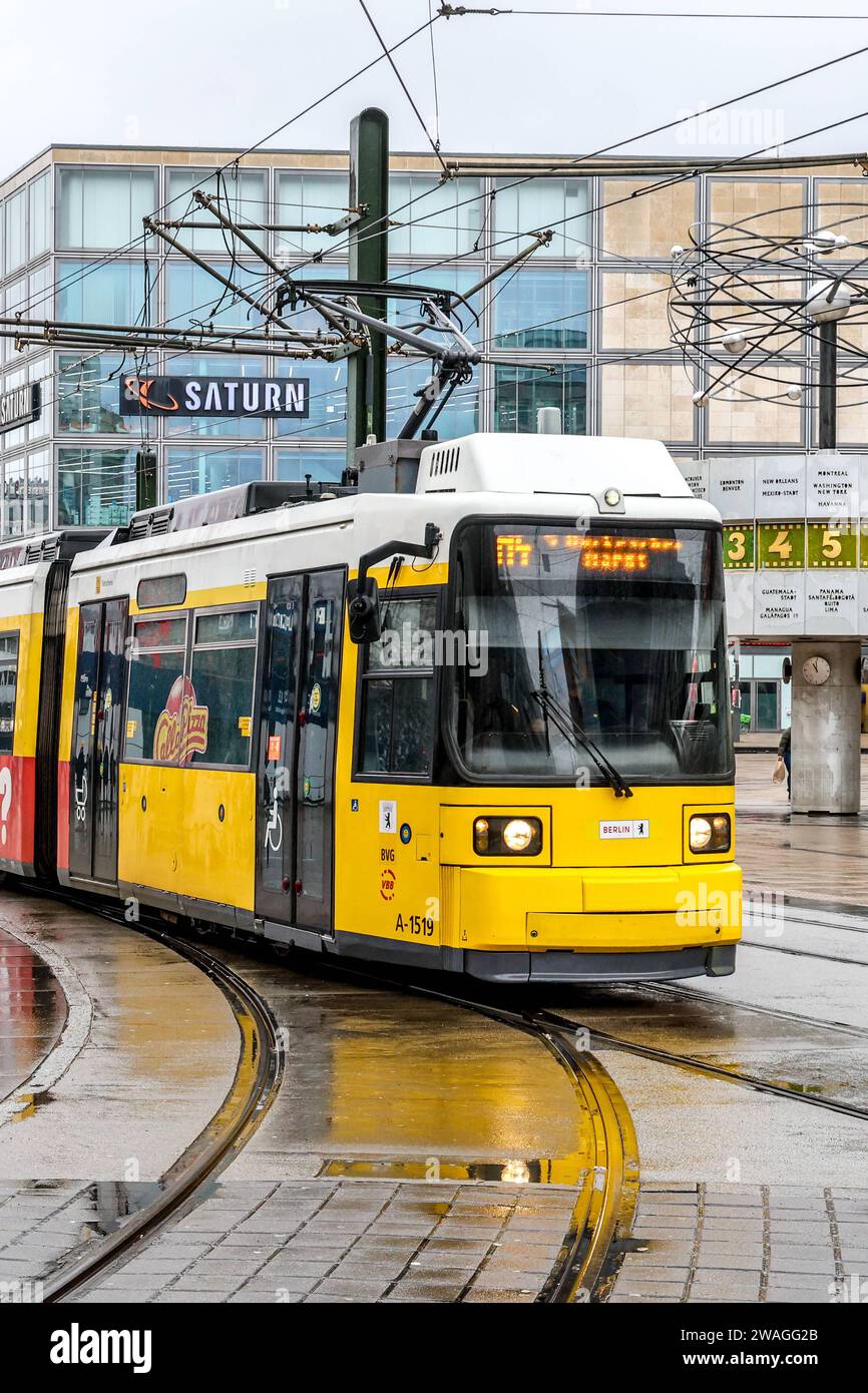 Straßenbahn der BVG auf dem Alexanderplatz Linie M4 - S-Bahnhof ...