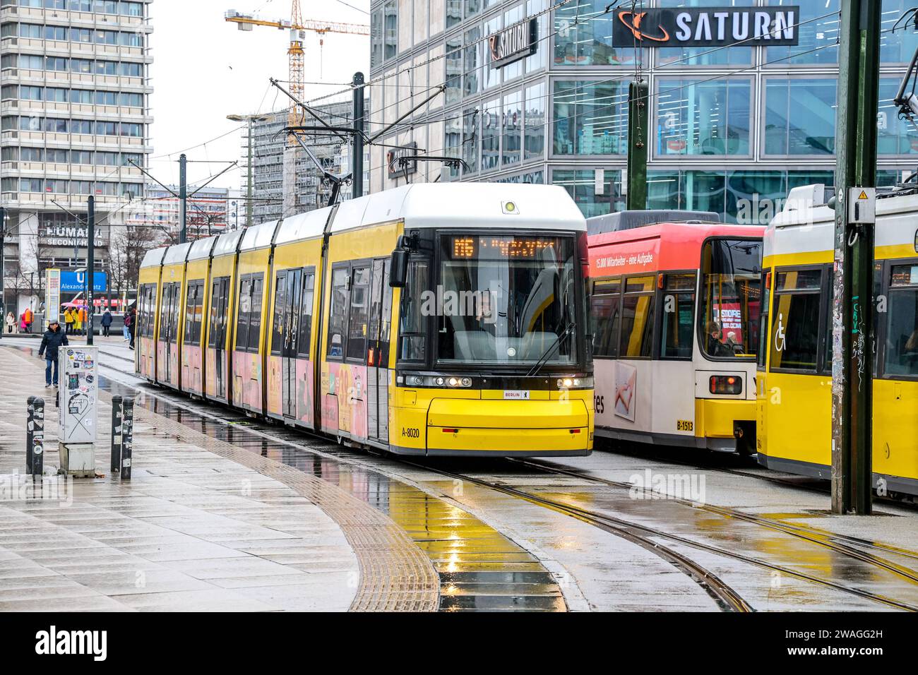 Straßenbahn der BVG auf dem Alexanderplatz Linie M6 - S-Bahnhof Hackescher Markt. Berlin, DEU ...