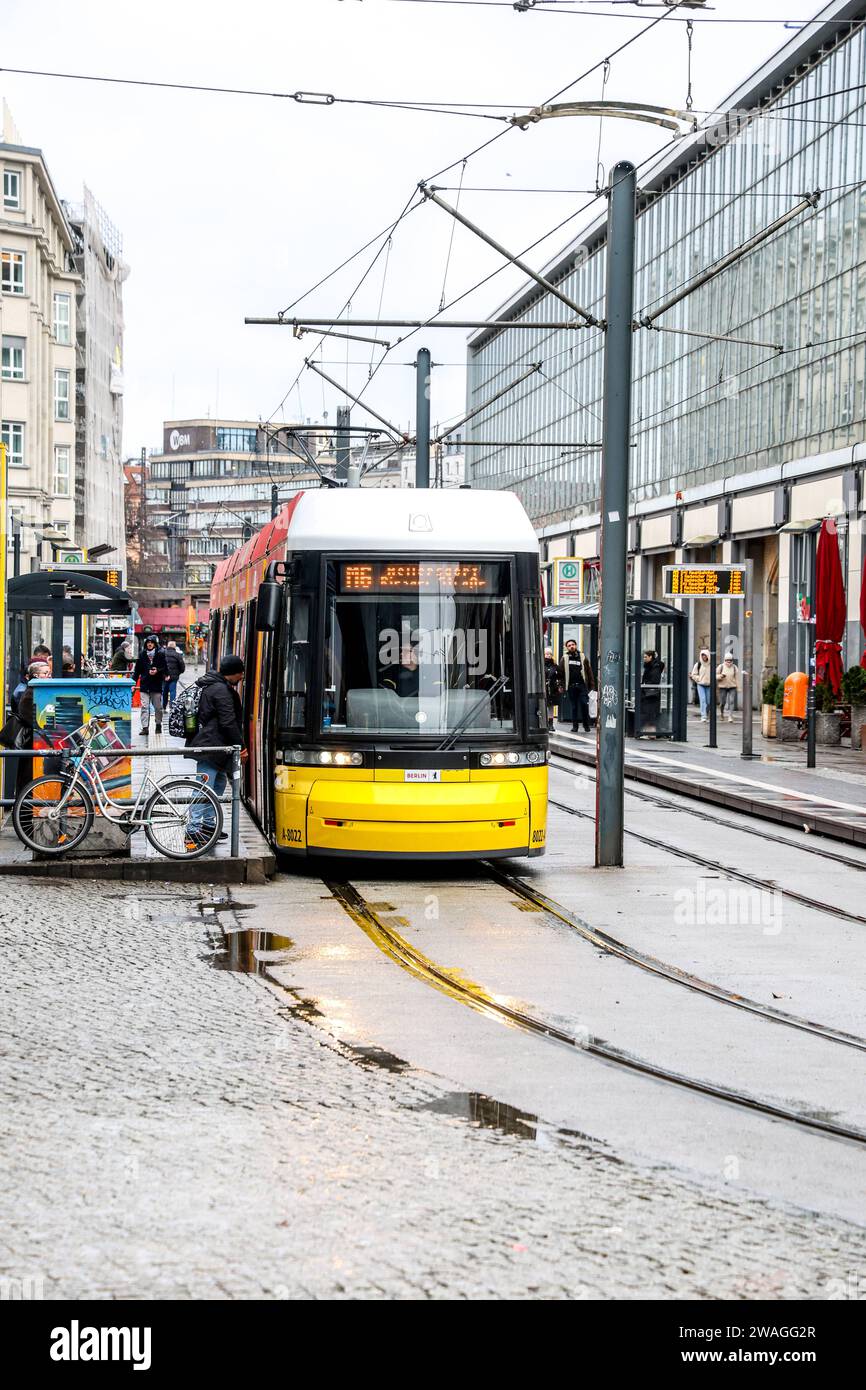 Straßenbahn der BVG auf dem Alexanderplatz Linie M6 - Hellersdorf ...