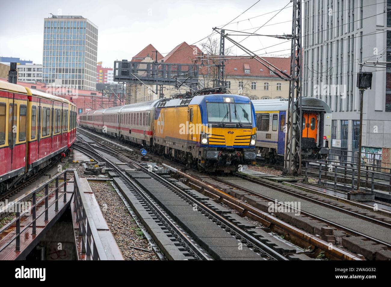 Eisenbahnverkehr - Berlin Alexanderplatz - Durchfahrt des Intercity Zug ...