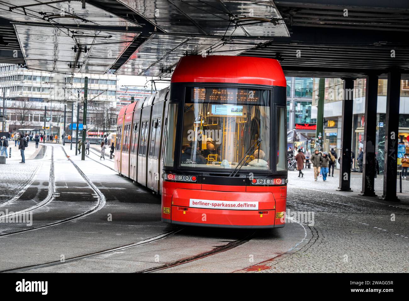 Straßenbahn der BVG auf dem Alexanderplatz Linie M6 - Hellersdorf ...