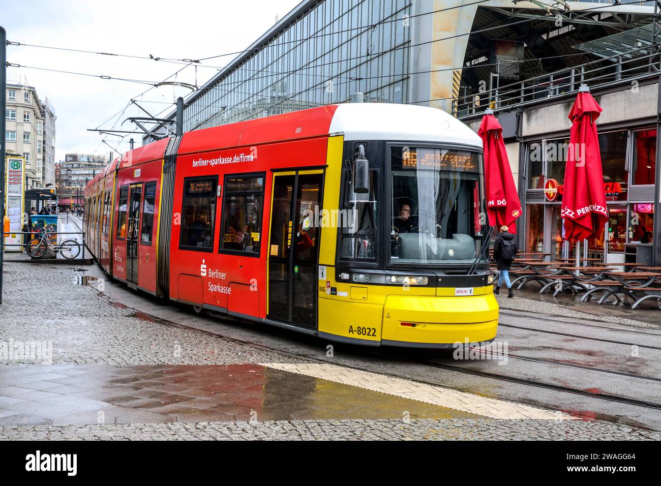 Straßenbahn der BVG auf dem Alexanderplatz Linie M6 - Hellersdorf ...