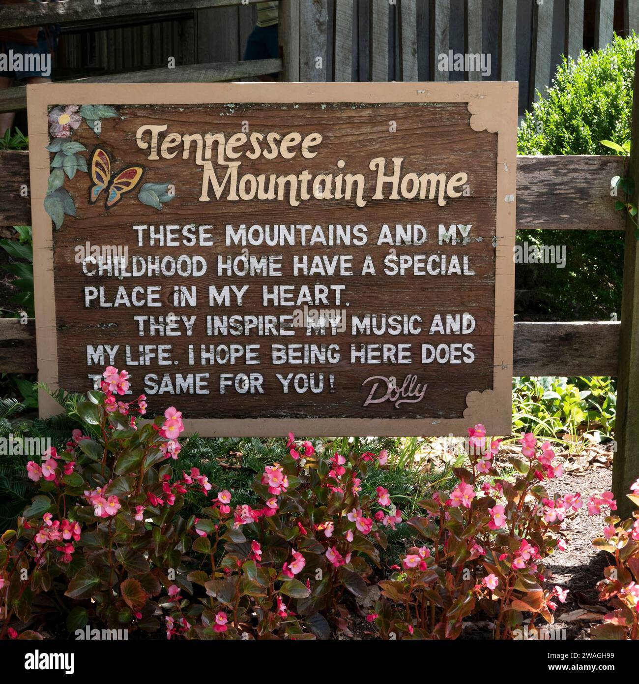 Pigeon Forge, Tennessee, United States 2023-08-16 Dollywood: Sign ...