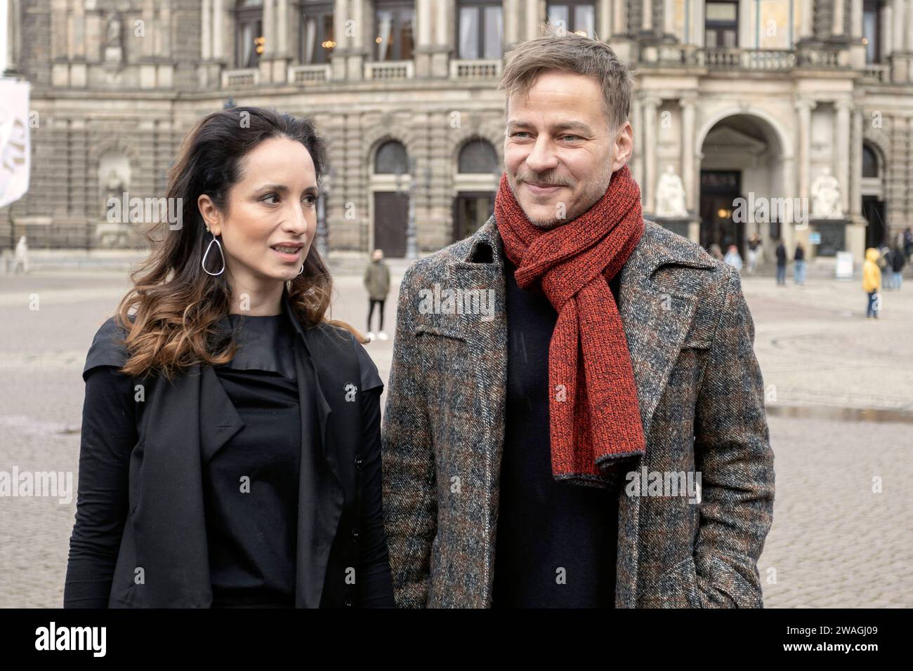 An der Seite von Game of Thrones-Star Tom Wlaschiha re. wird mit ...