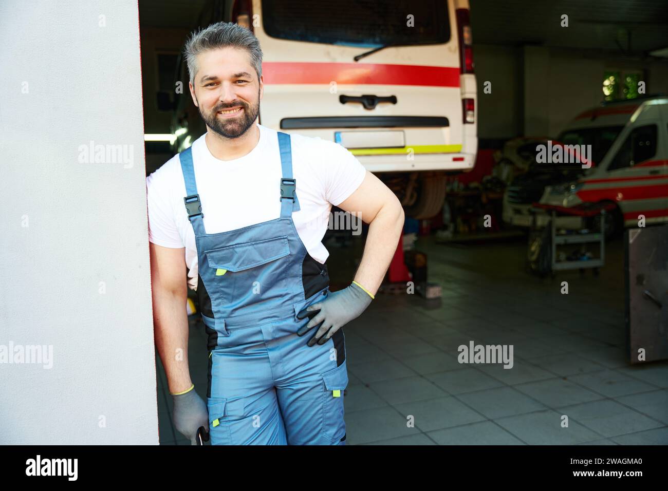 Mechanic workshop entrance hi-res stock photography and images - Alamy