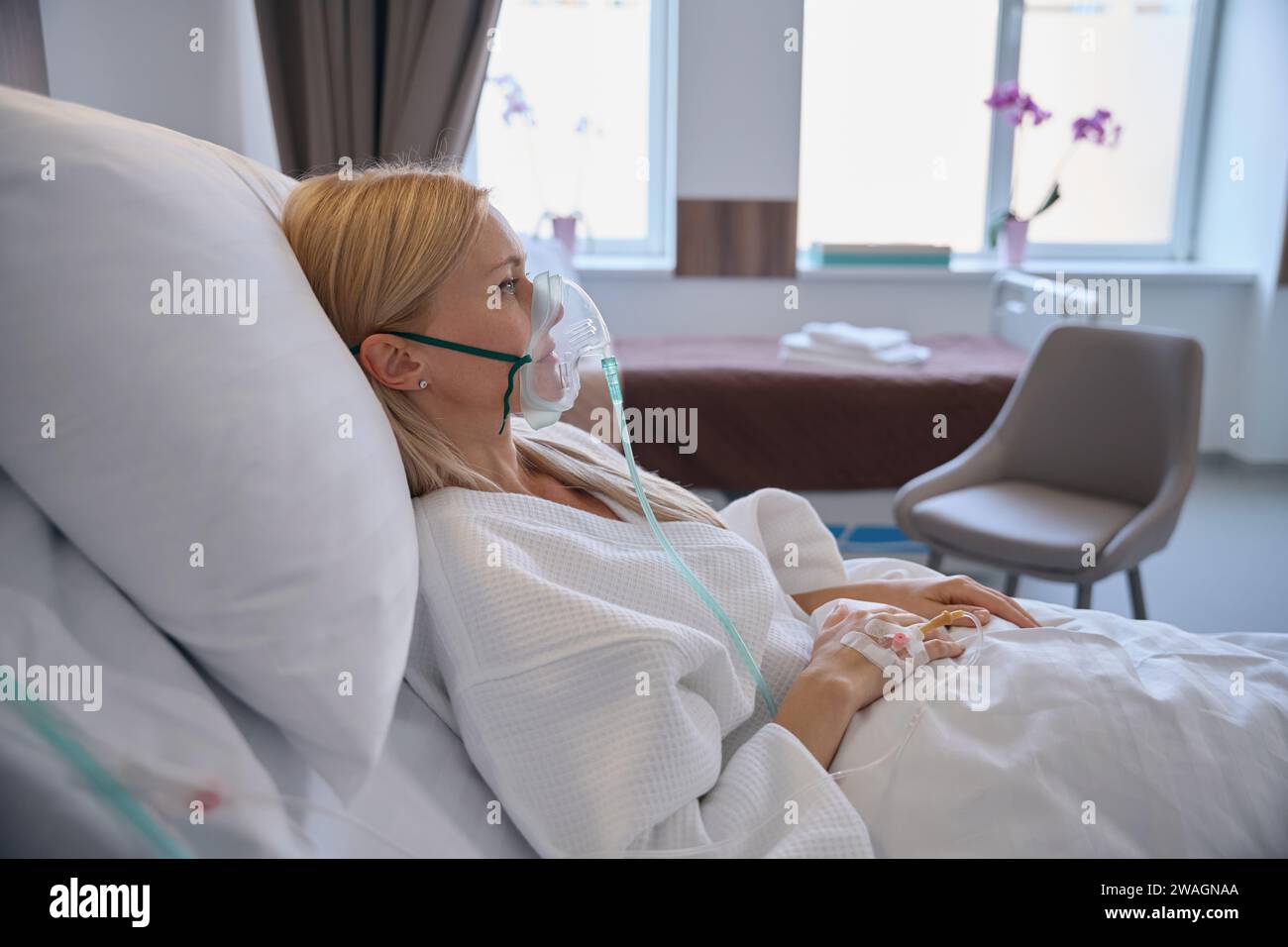 Woman receiving oxygen therapy hi-res stock photography and images - Alamy