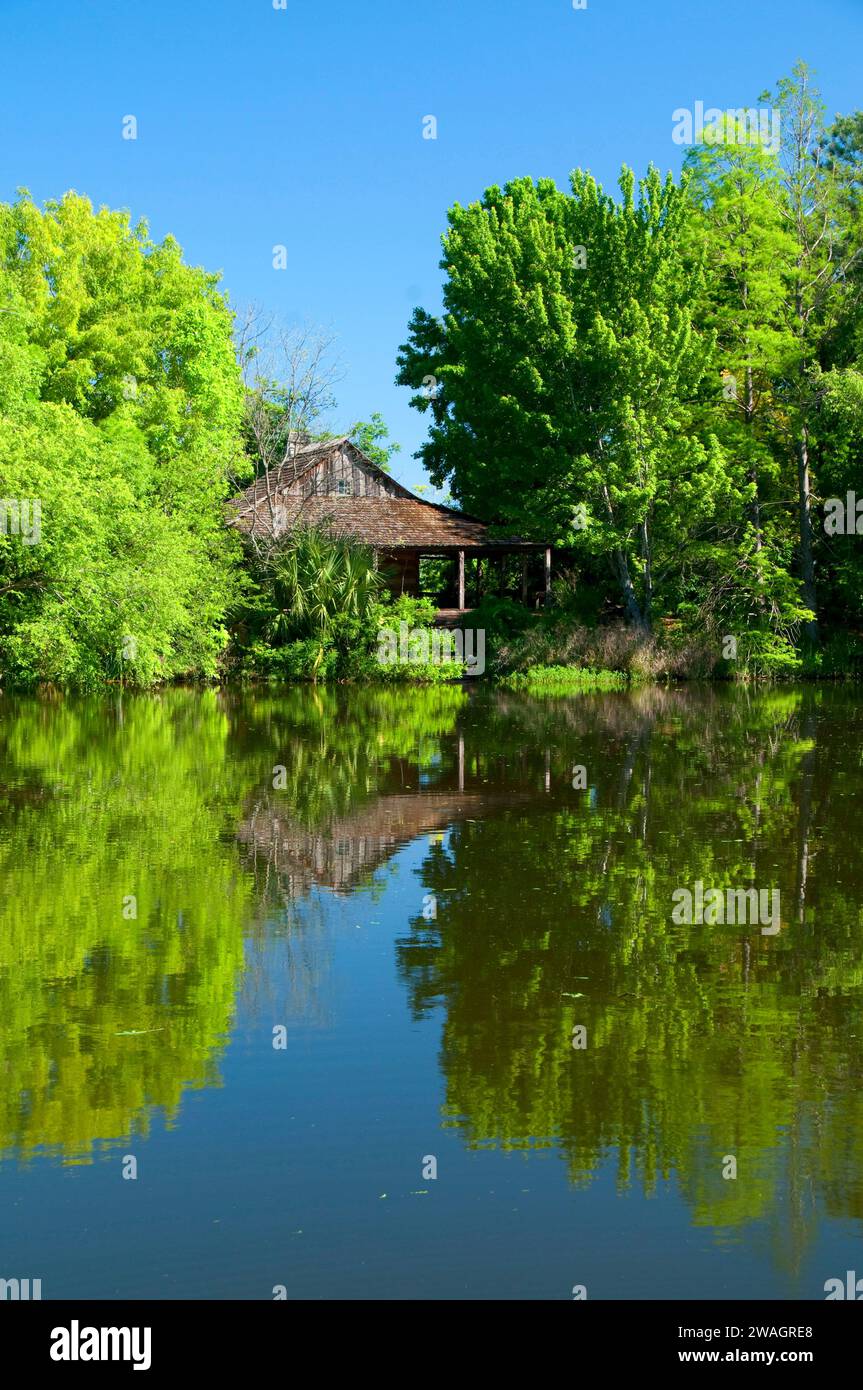 Pond cabin hi-res stock photography and images - Alamy