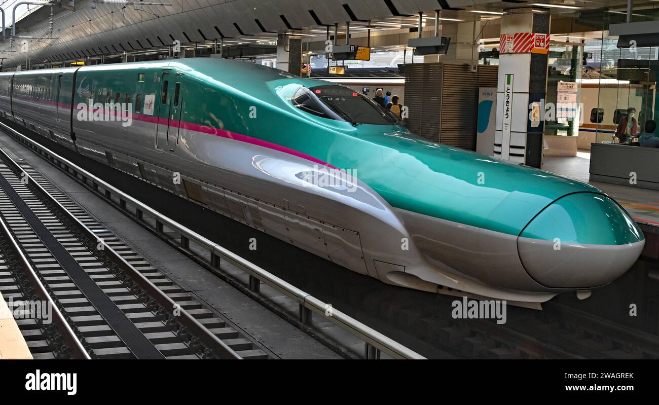 H5 bullet train shinkansen hi-res stock photography and images - Alamy