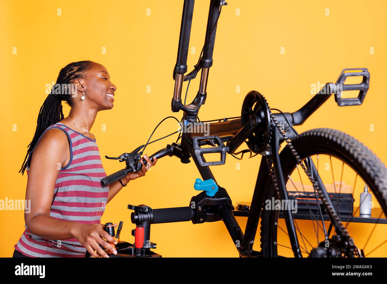 Lady fix bike hi-res stock photography and images - Alamy