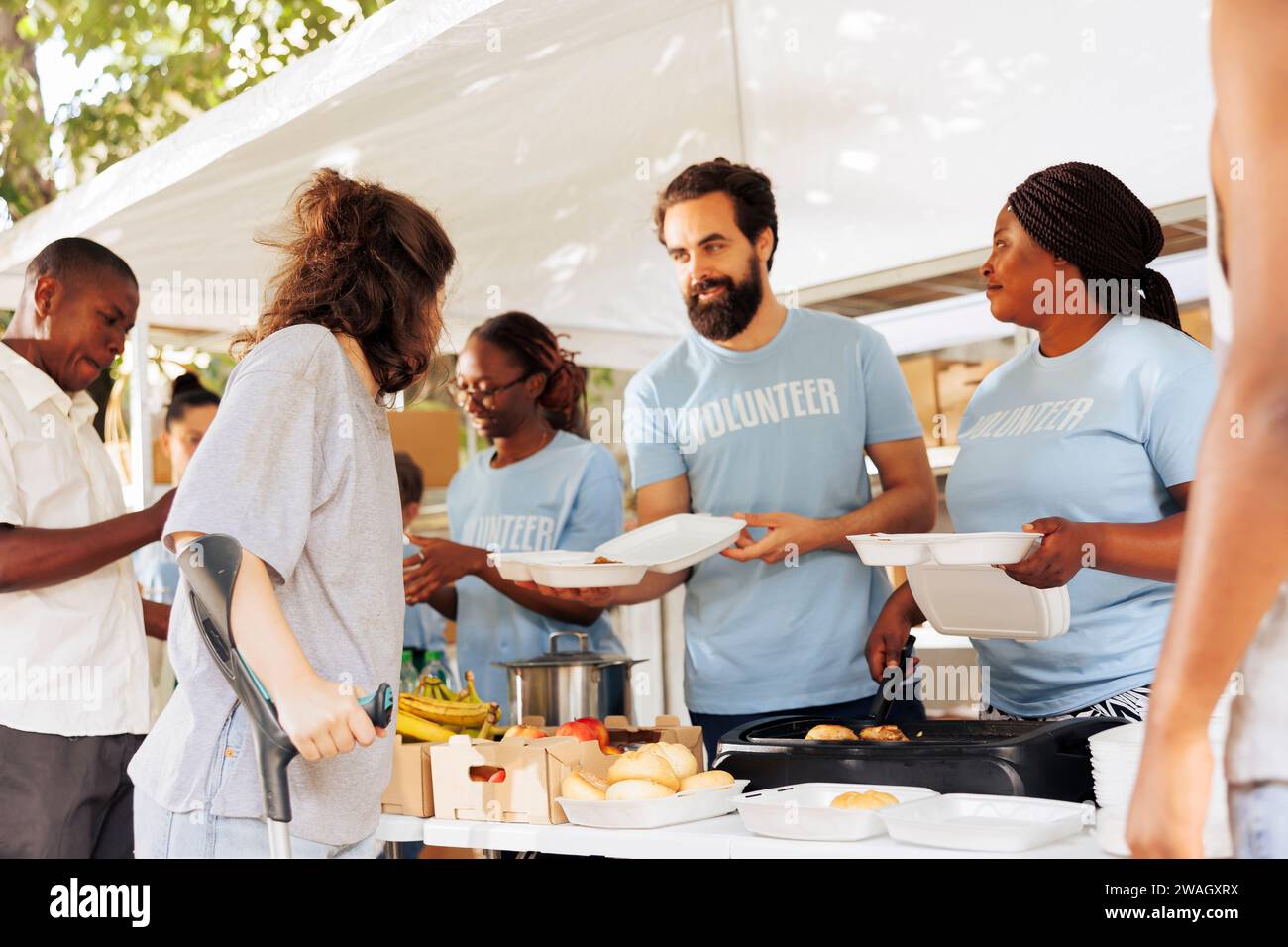 Volunteers handing out food food hi-res stock photography and images ...