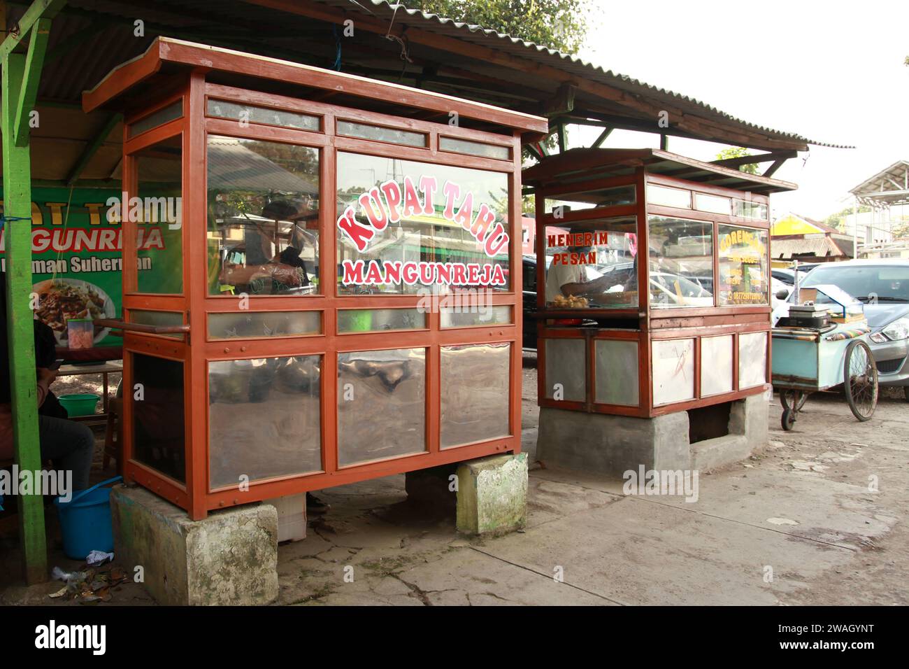 Makanan gerobak hi-res stock photography and images - Alamy