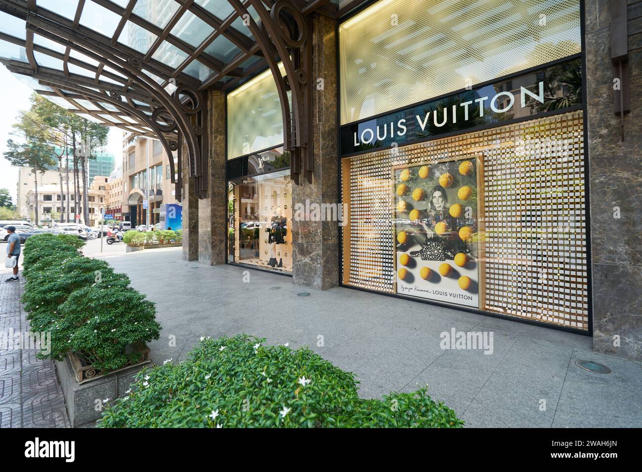 Louis vuitton storefront hi-res stock photography and images - Alamy