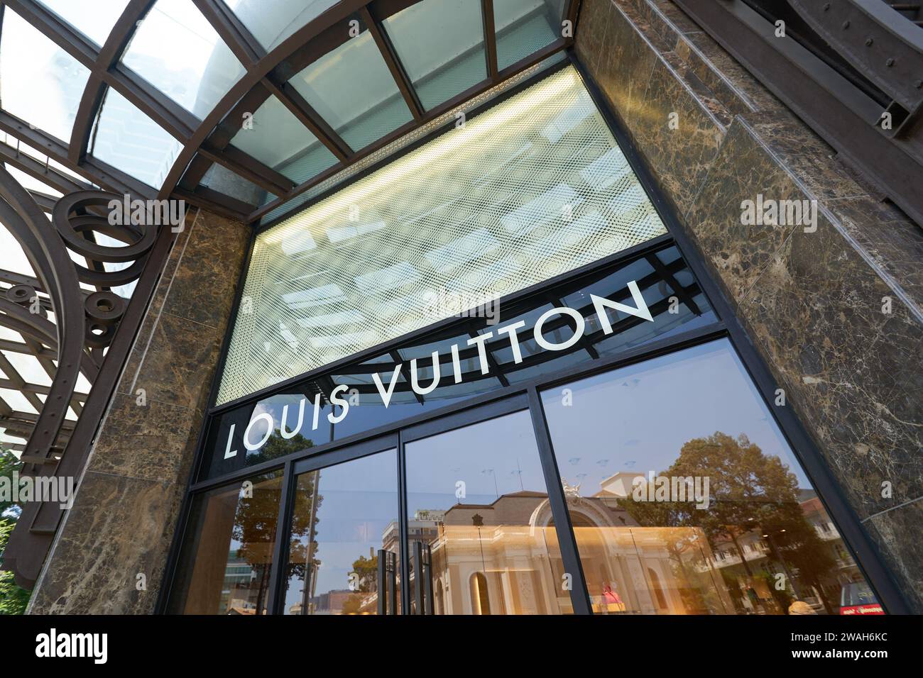 Louis vuitton storefront hi-res stock photography and images - Alamy
