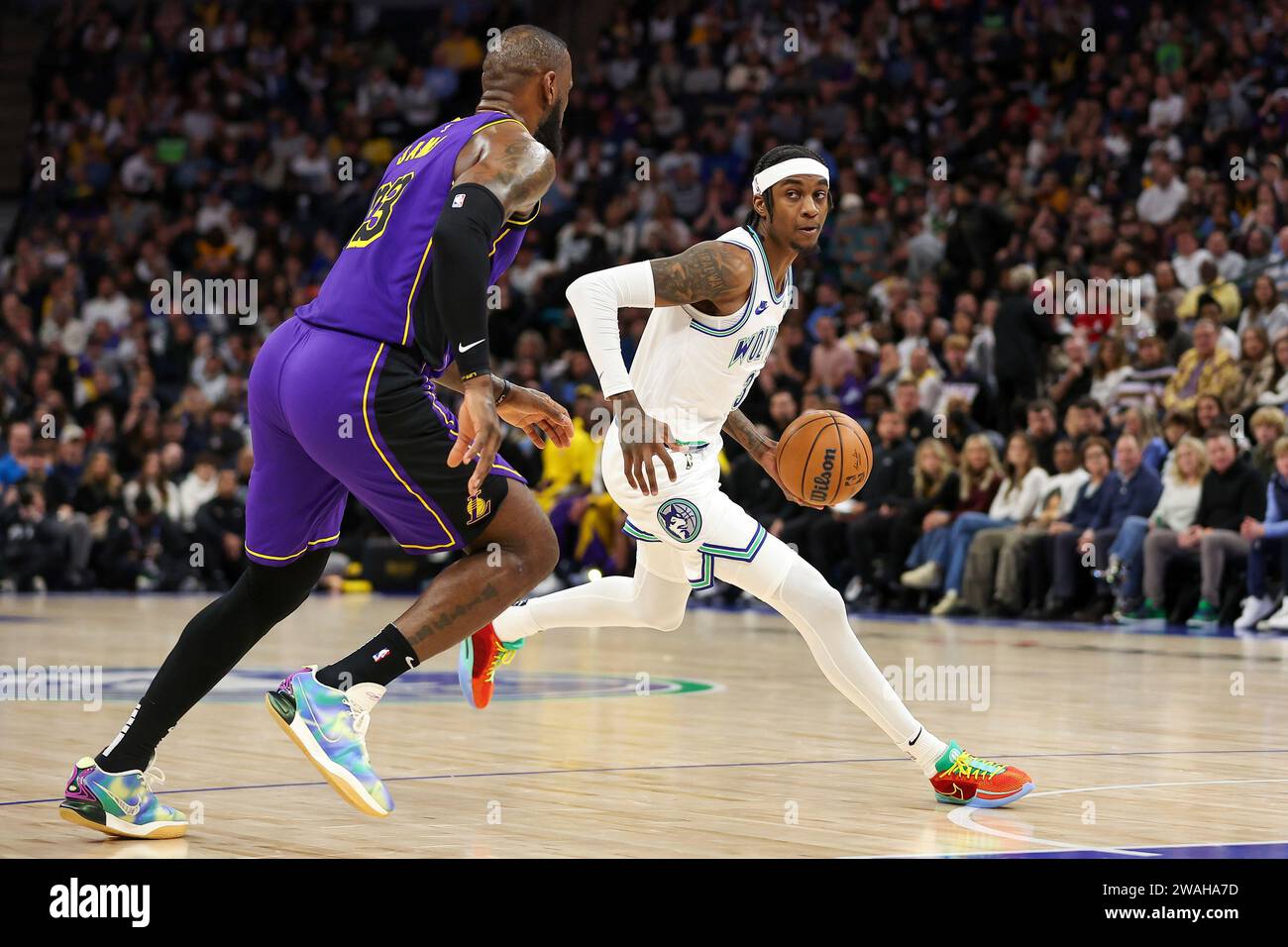 Minnesota Timberwolves forward Jaden McDaniels (3) works around Los ...